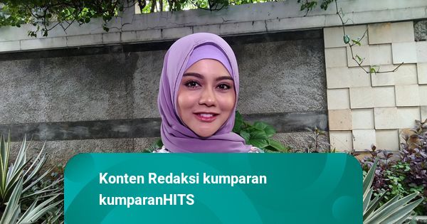Tampil Berhijab, Jenita Janet Sumbangkan Koleksi Wig Miliknya | kumparan.com